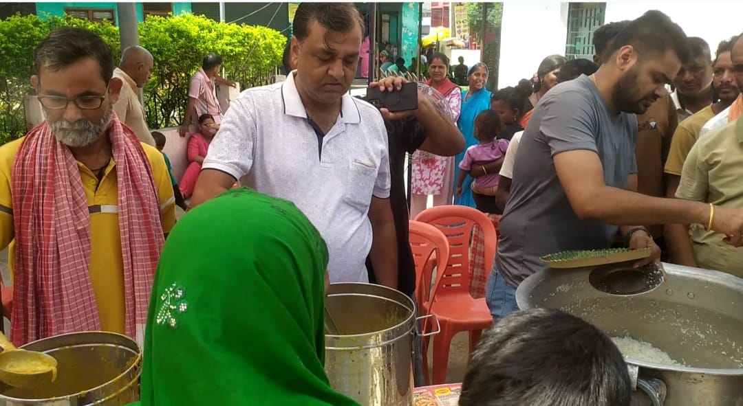 वीरगन्ज समाज सेवा द्वारा ६५ औं साप्ताहिक निशुल्क भोजन कार्यक्रम सम्पन्न ...