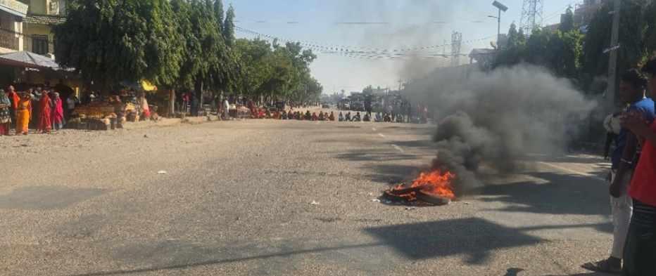 रौतहटमा दुर्घटनापछि मृतकका आफन्तले पूर्वपश्चिम राजमार्ग अवरुद्ध - Nepal ...